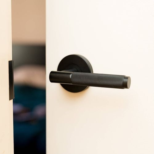 Ikonic Black Matte Knurled Passage Lever Set - Bunnings Australia