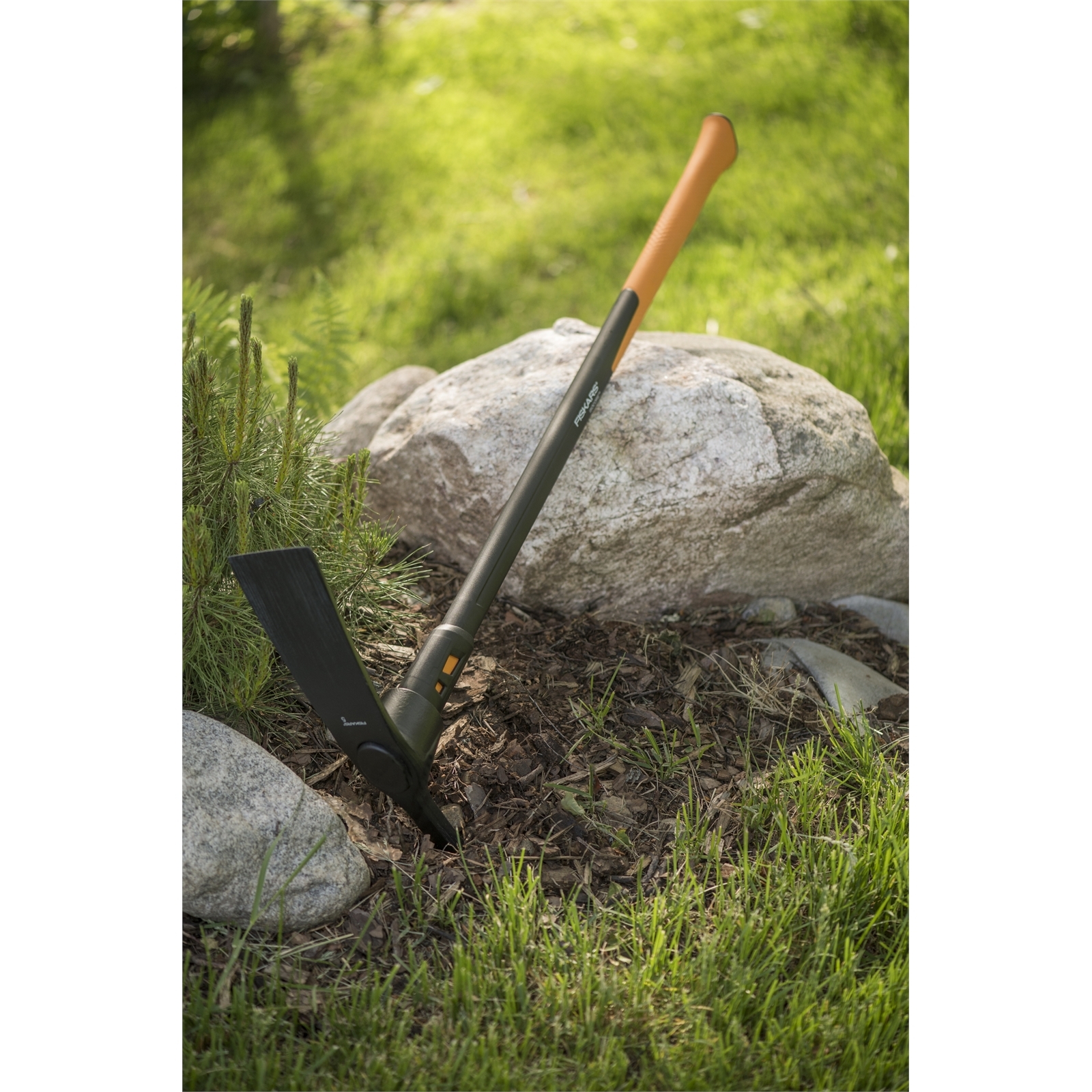 Fiskars 2.2kg Isocore Mattock With Pickhead - Bunnings Australia