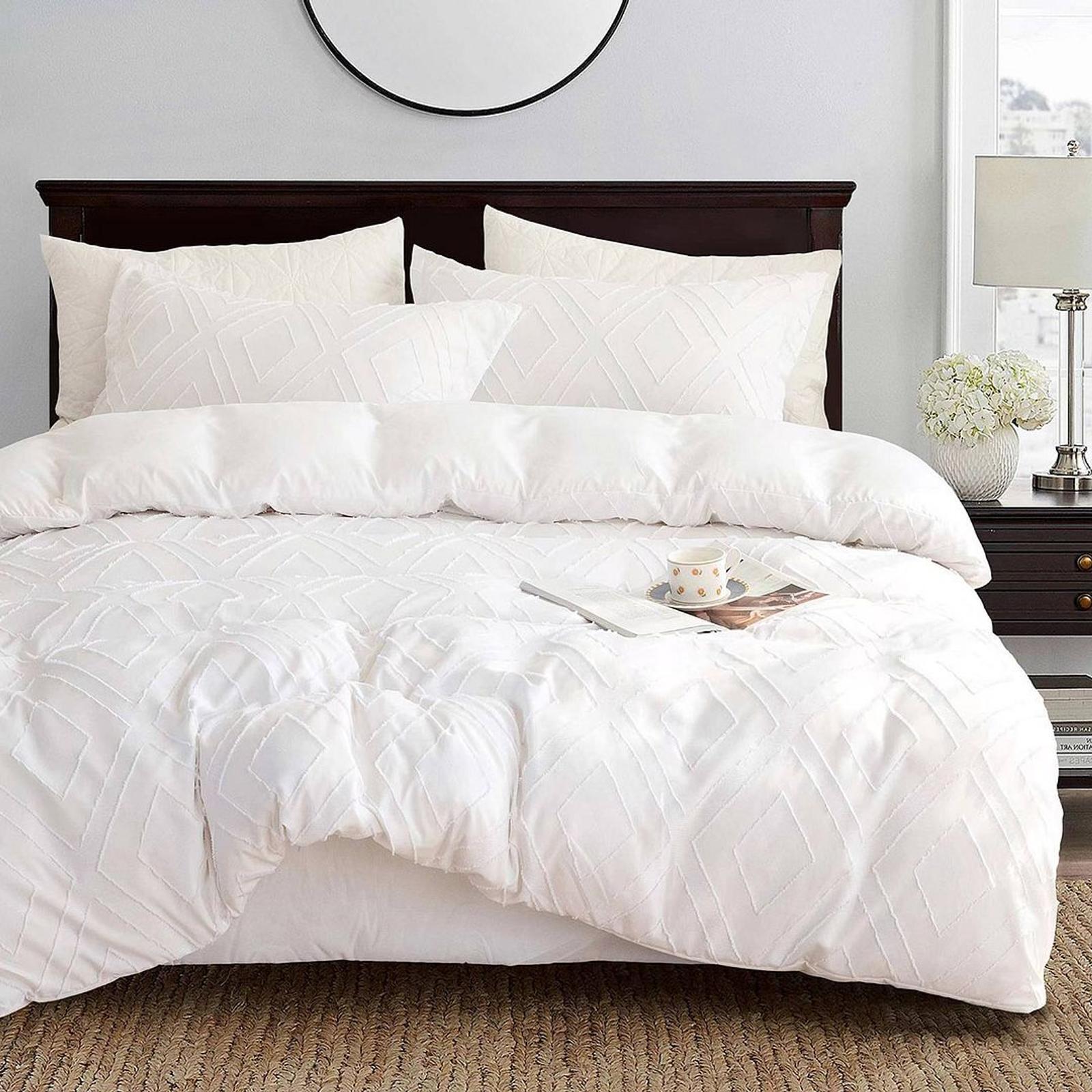 Fabric Fantastic Tufted Diamond Jacquard Super King Size White Quilt ...